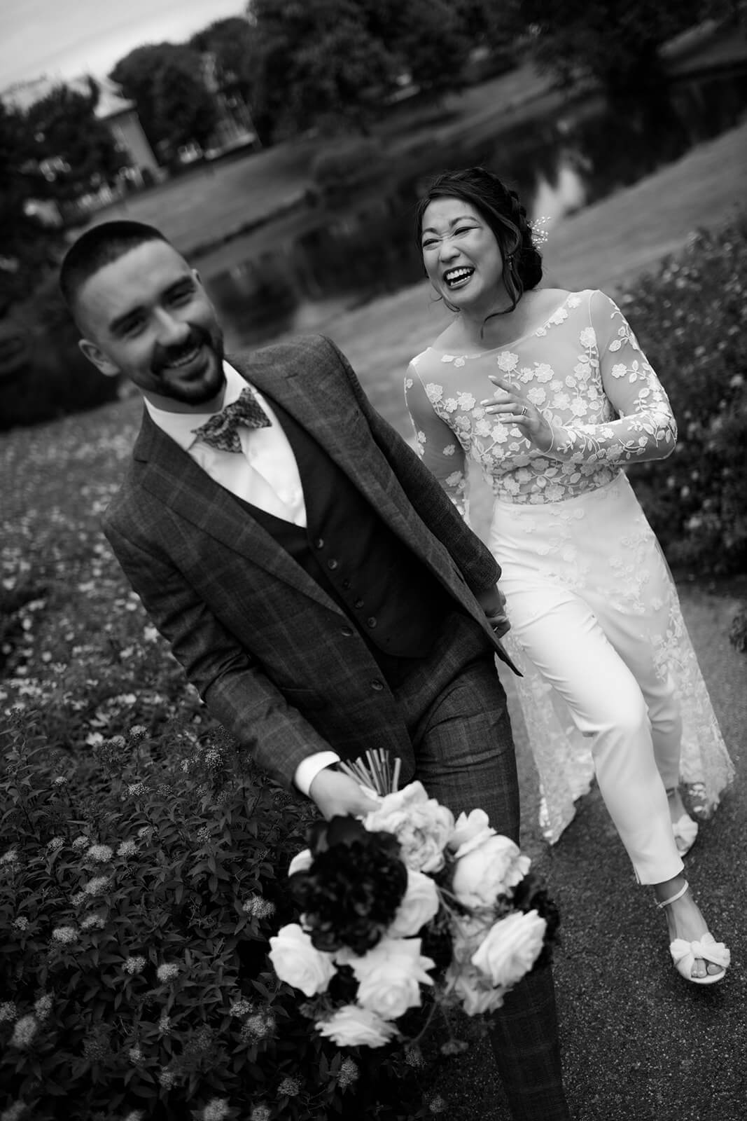 De bruiloft van Qiao-An en Oleg: entree met een boot en een heerlijk ...