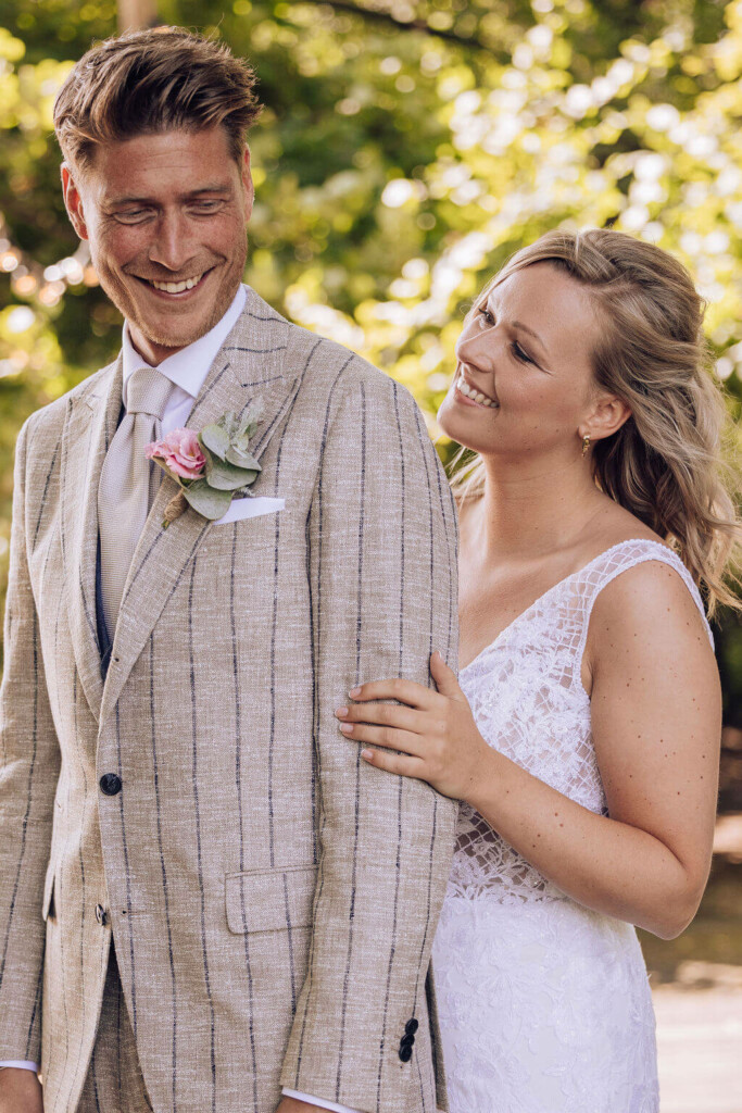 De bruiloft van Guus en Minouk: kleur en festival-vibes!