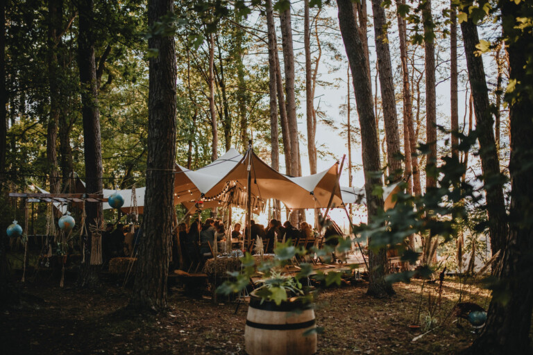 Trouwen in een tent: creëer zelf de perfecte trouwlocatie!